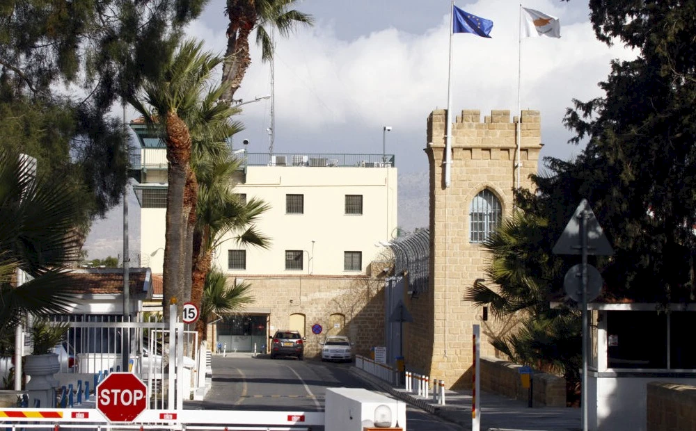 Attempt to smuggle drugs into prison: man detained at the entrance ...